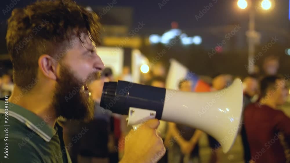 Video „An angry man at a rally agitates with the crowd. A guy in a ...