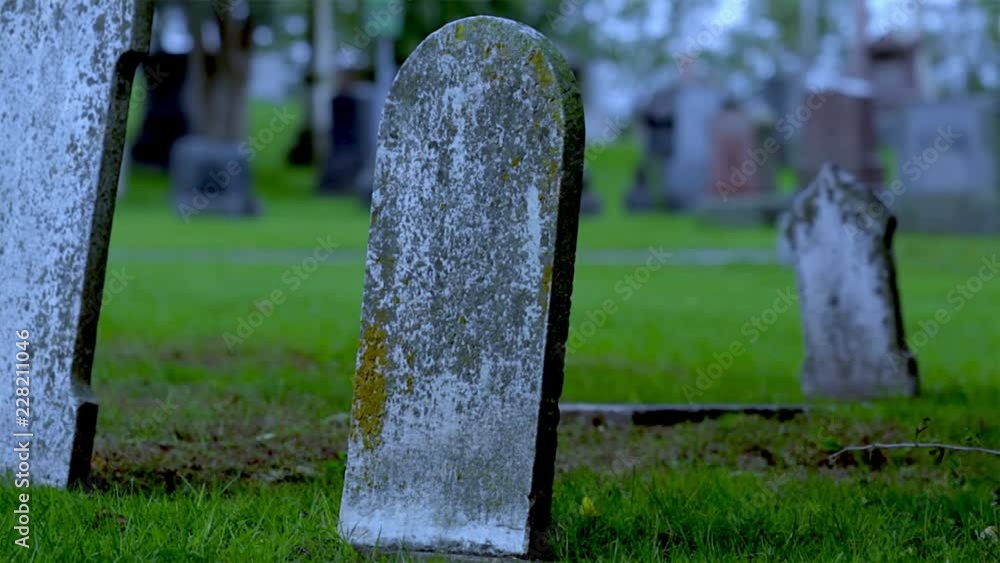 Vidéo Stock Tombstone close up in a cemetery in the rain. Old grave ...