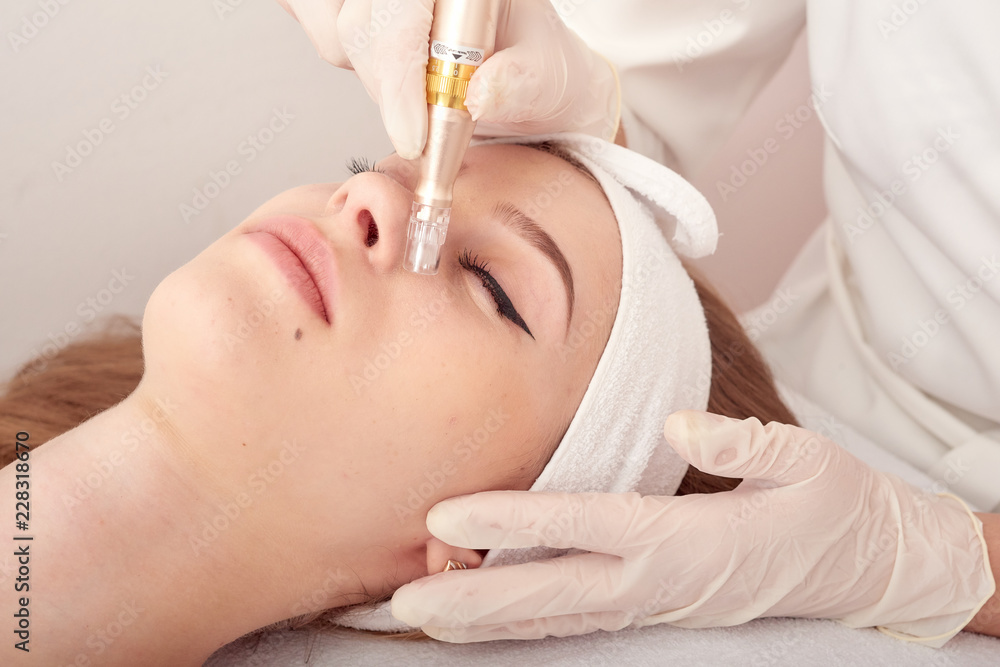 Ozone treatment with cosmetology apparat. Physiotheraphy. Lifting ...