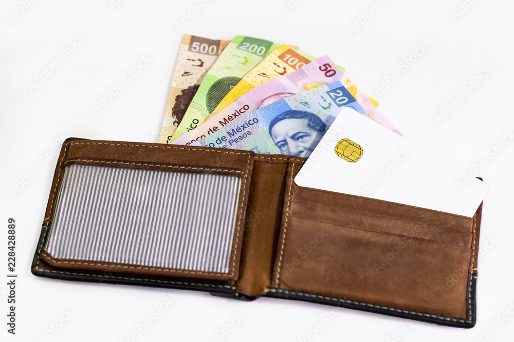 Billetera con tarjeta y billetes aislados sobre fondo blanco Stock ...