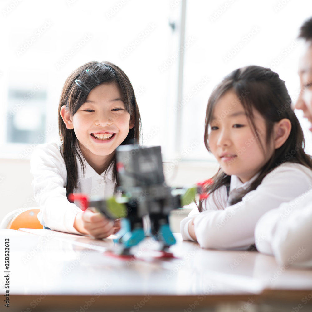 プログラミングの勉強をする小学生 Stock Photo | Adobe Stock