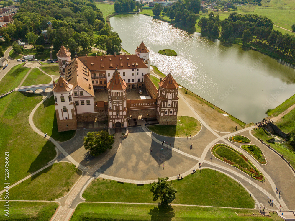 Foto de Drone view of the Mir Castle complex in the region of Grodno ...