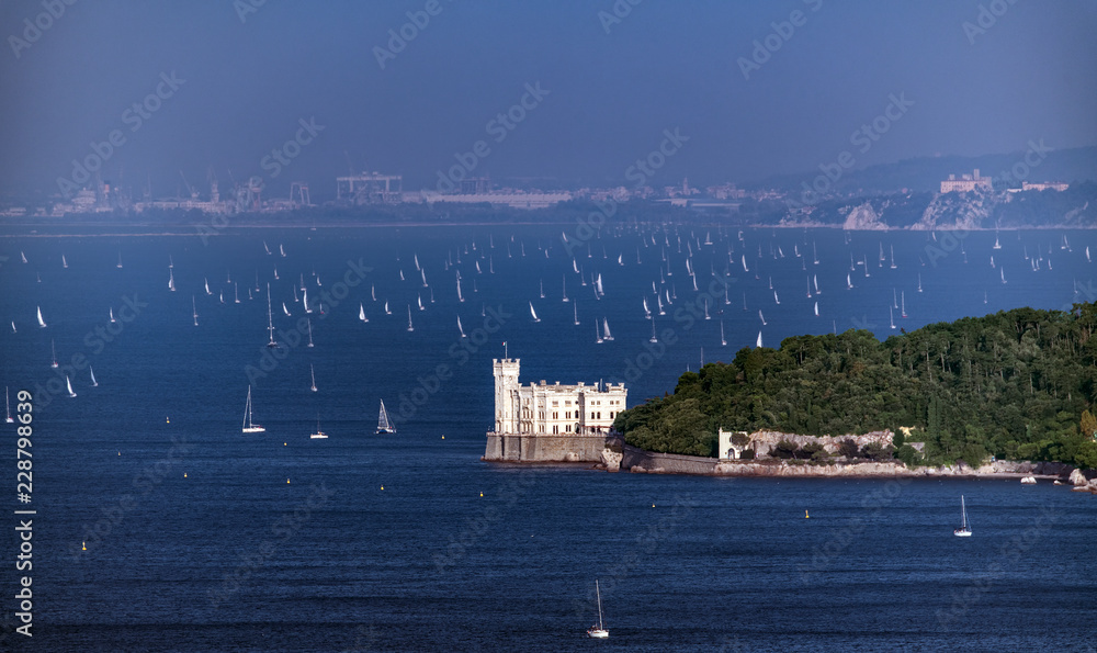 Castello di Miramare di Trieste, con le barche a vela e sullo sfondo il ...