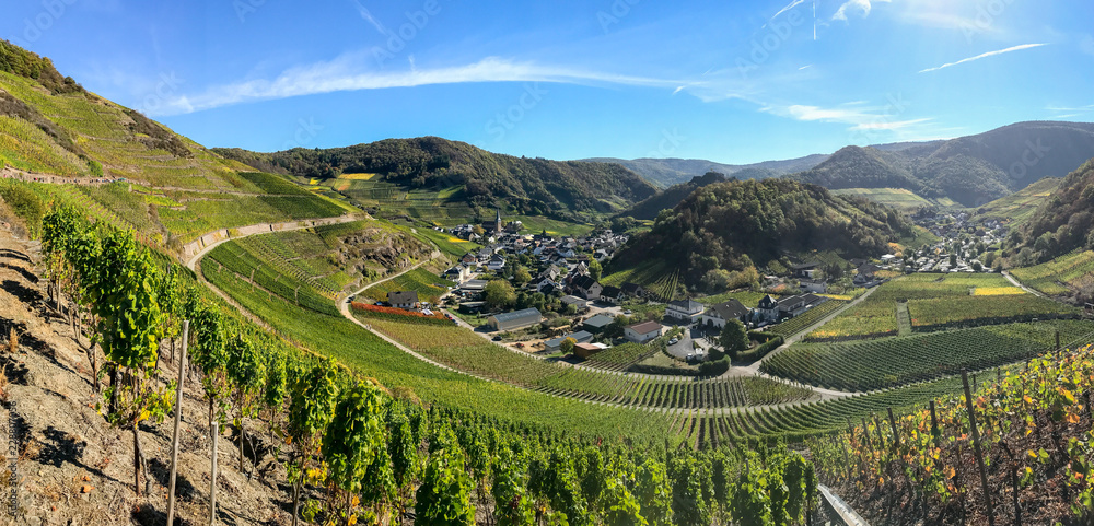 Panorama von Mayschoss im Ahrtal vom Rotweinwanderweg Stock Photo ...