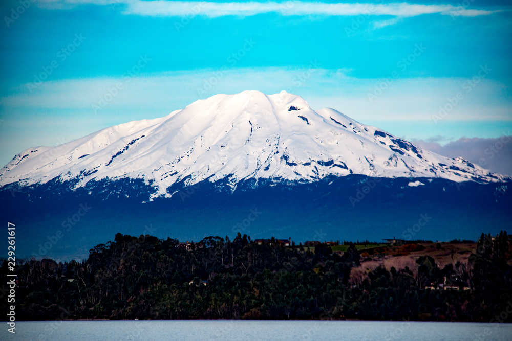 Hermosos volcanes de la Cordillera de los Andes Chile Stock Photo ...