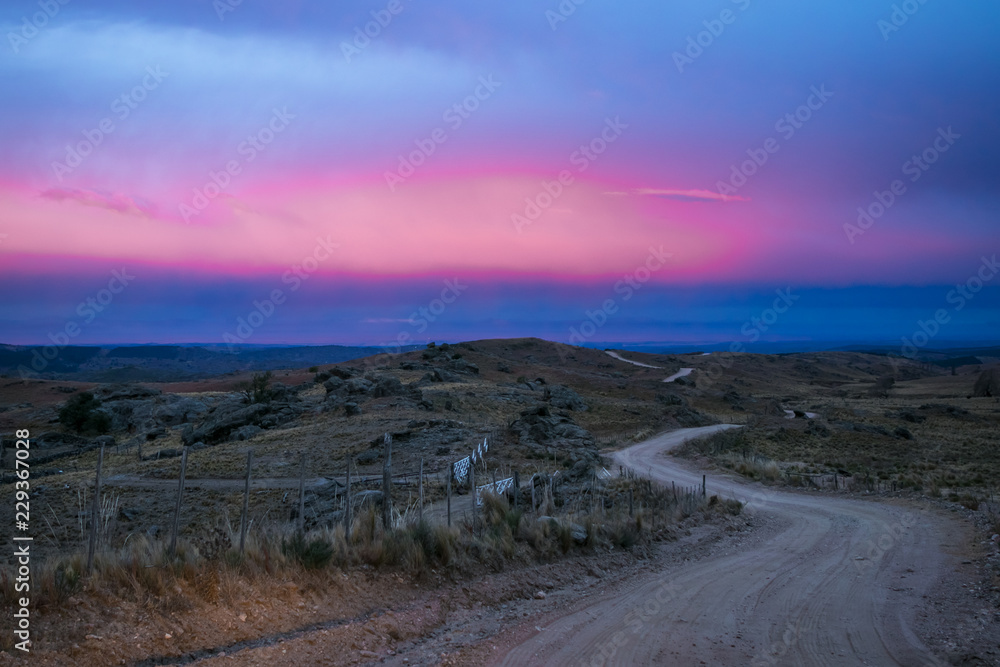 atardecer nublado, con tonalidades rosa y azules, en las sierras de ...