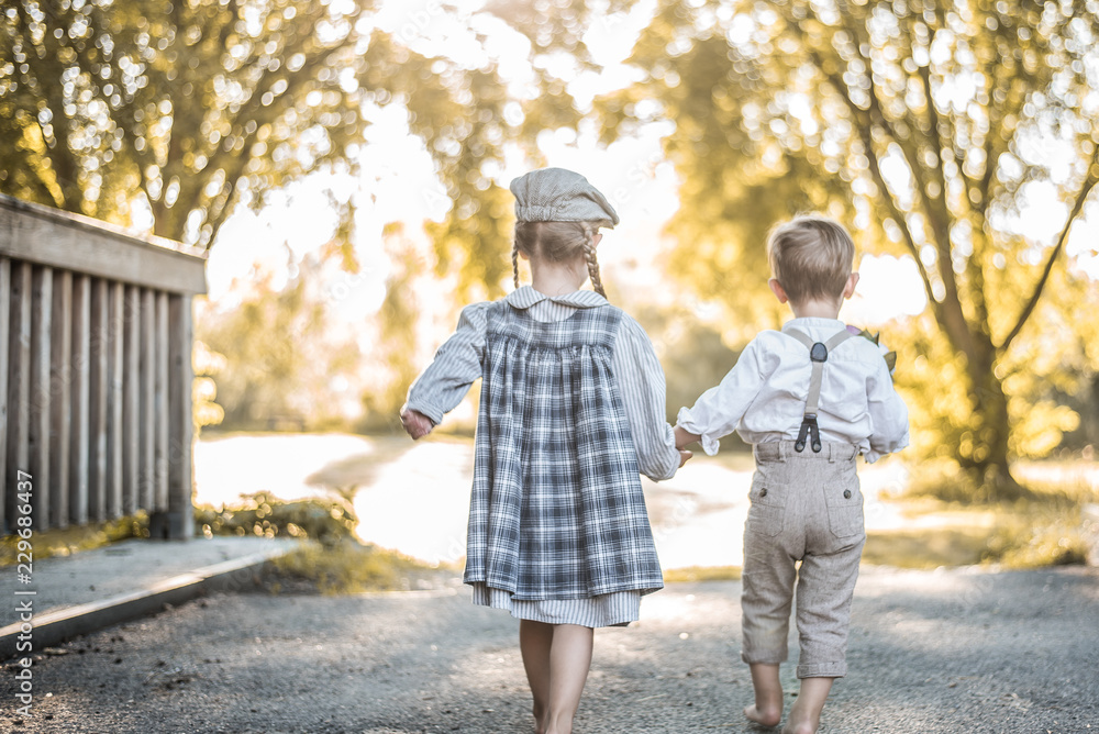 Kinder beim Händchen halten Stock Photo | Adobe Stock