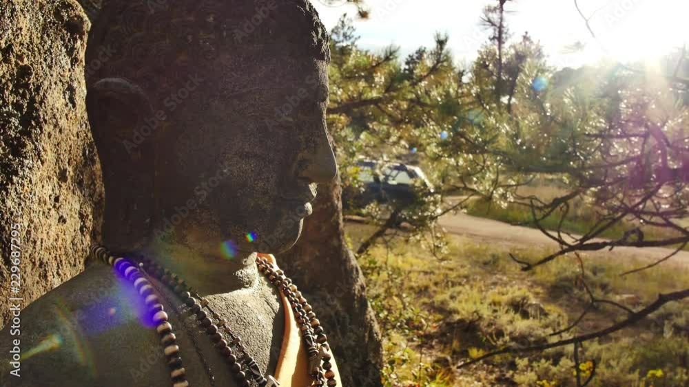 Vidéo Stock Lens flare across a stone Buddha's face at the stupa in Red ...