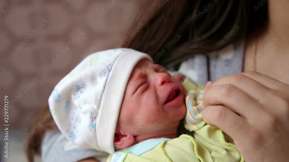 Vidéo Stock Sweet crying newborn baby at mom on hands. Newborn crying ...