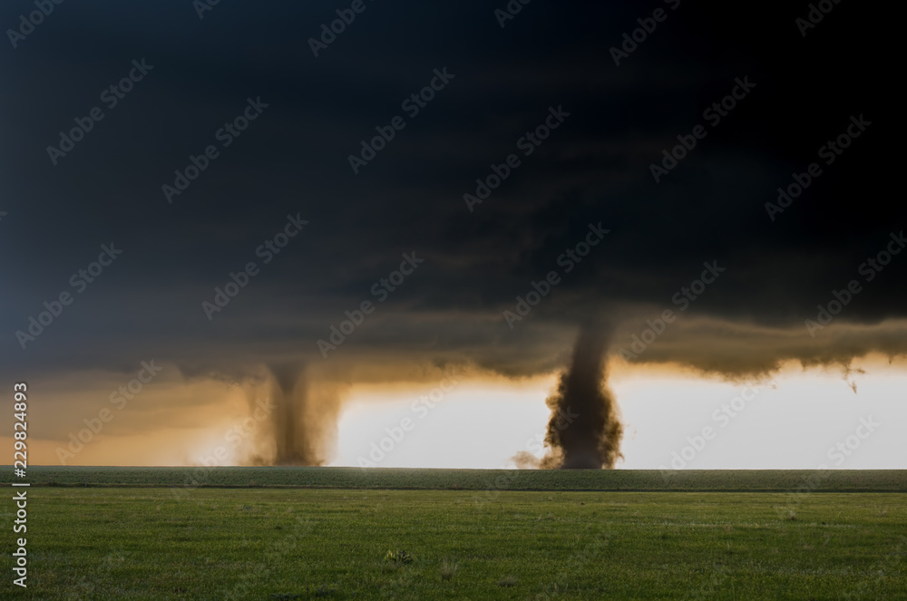 Two tornadoes touch down simultaneously in the plains of eastern ...