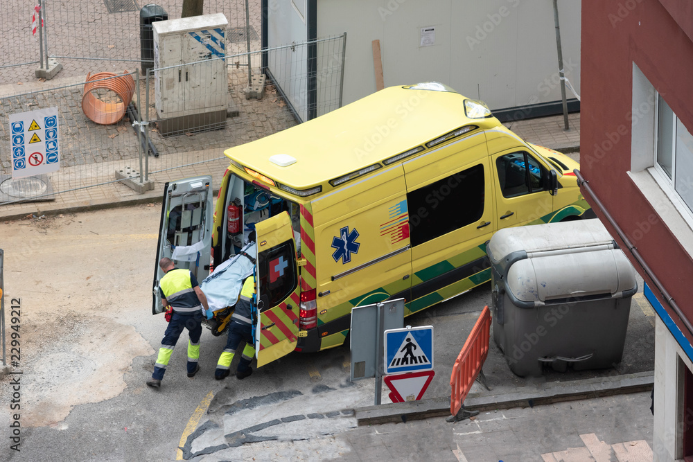 accidente de trabajador de una obra y traslado en ambulancia Stock ...