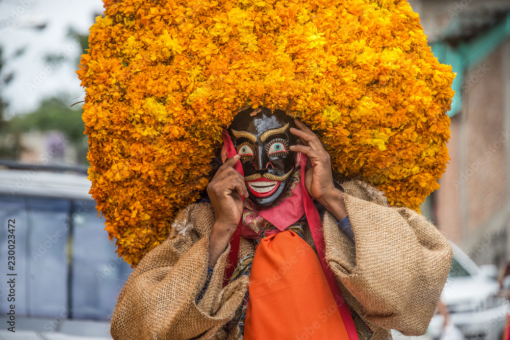 danzantes mexicanos guerrero chichihualco sombreros de flores naranjas ...