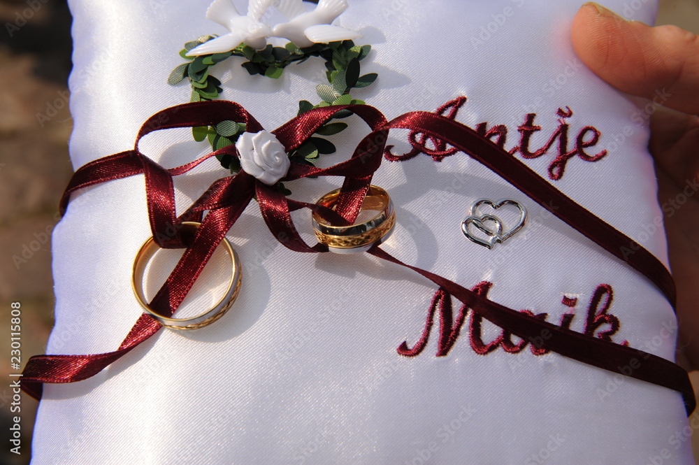 Hochzeit, Präsentation der Trauringe Stock Photo | Adobe Stock