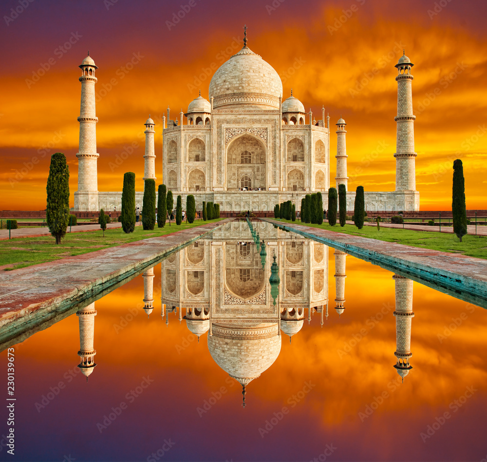 Amazing view on the Taj Mahal in sunset with dramatic sky. The Taj ...