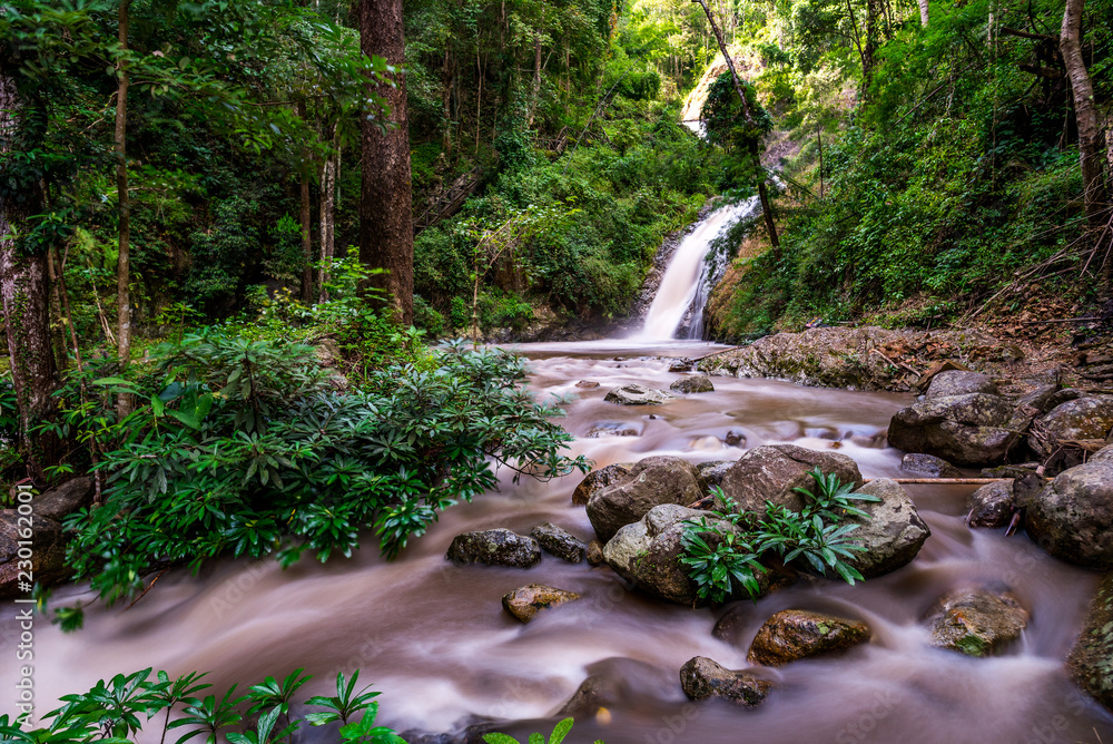 Fotka „Soft Chae Son waterfall in the rain forest at Chae Son National ...