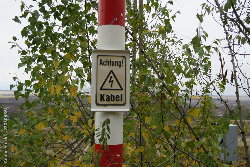 zeichen symbol schild achtung strom starkstrom spannung kabel ...