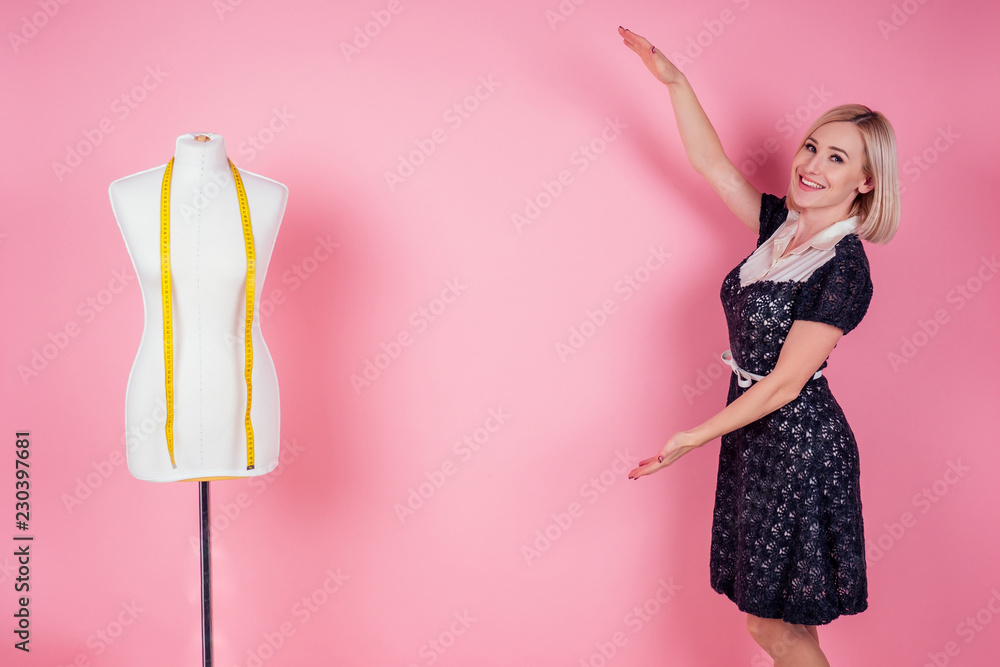 sewing pattern,sewing machine and maniken in studio pink background ...