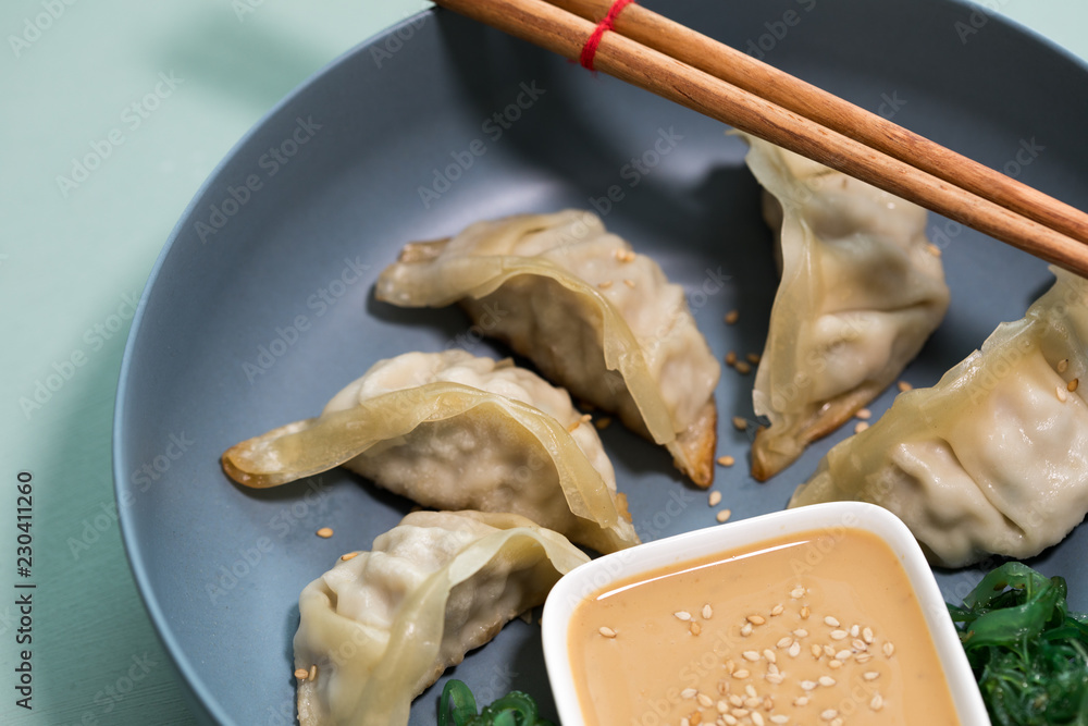 Fotografia do Stock: Gebratene asiatische Dim Sum Teigtaschen mit ...