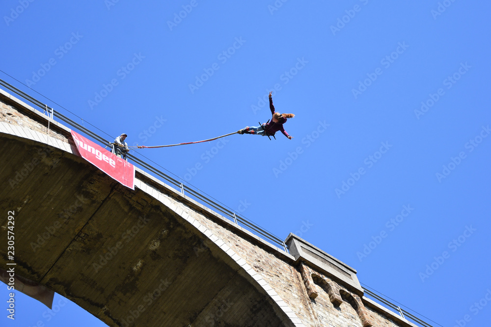 Stockfoto Beautiful young girl with long ponytail performing bungee ...