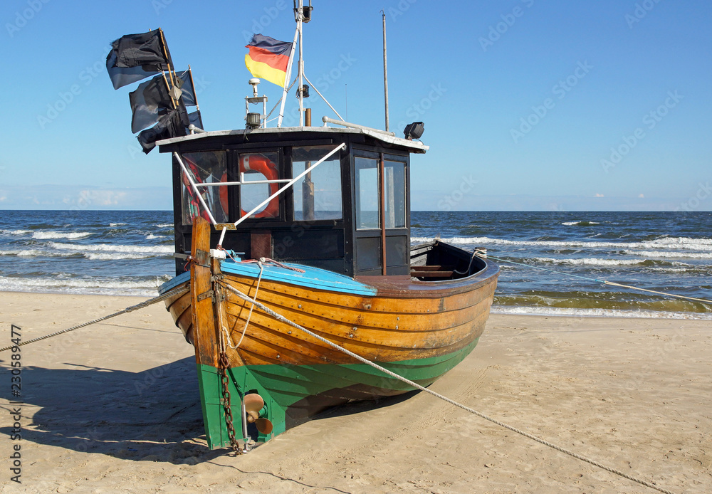 Fischerboot am Meer, Fischkutter aus Holz mit Stand und Wasser im ...