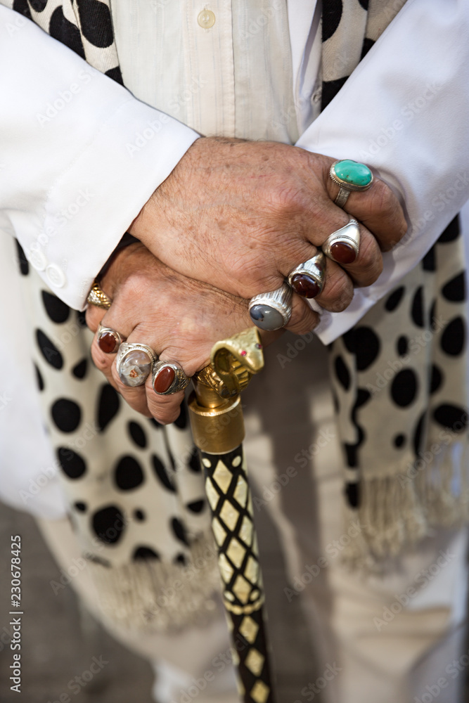 Manos de anciano con sortijas de plata y piedras. Stock Photo | Adobe Stock