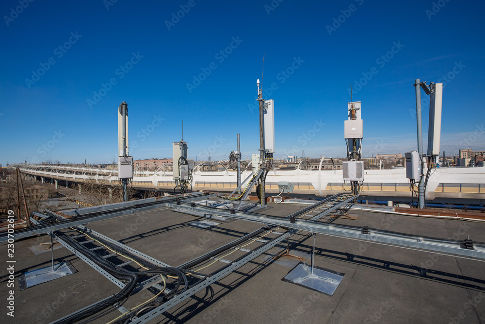 Panel antennas of GSM/DCS/UMTS/LTE bands, optical fibers, power cables ...