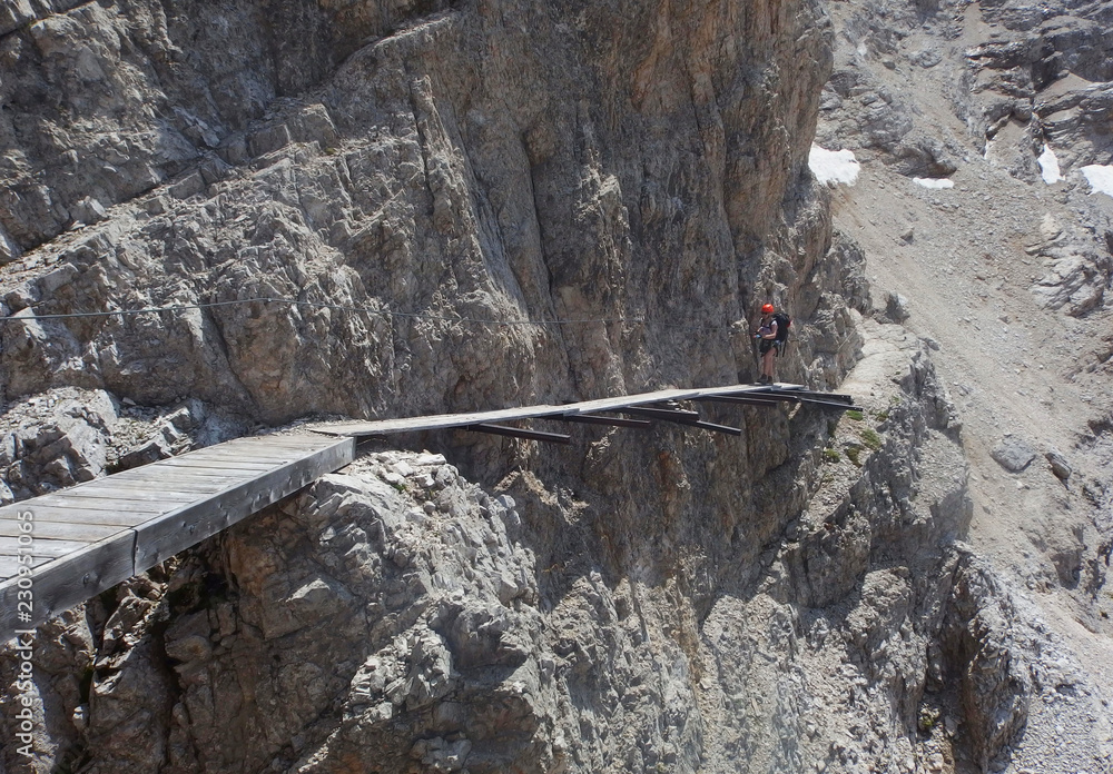 Włochy, Dolomity - Ferrata Dibona w masywie Cristallo, kładka na szlaku ...