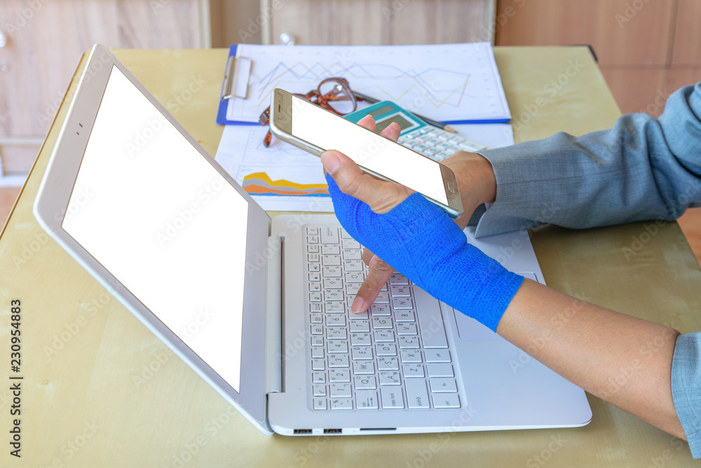 Fotografia do Stock: work injury. injured woman hand sore with blue ...