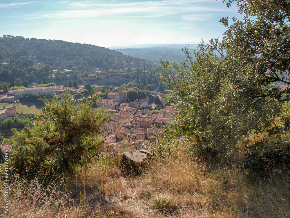 Foto de Le village de Cotignac et son rocher dans le Var en Provence ...
