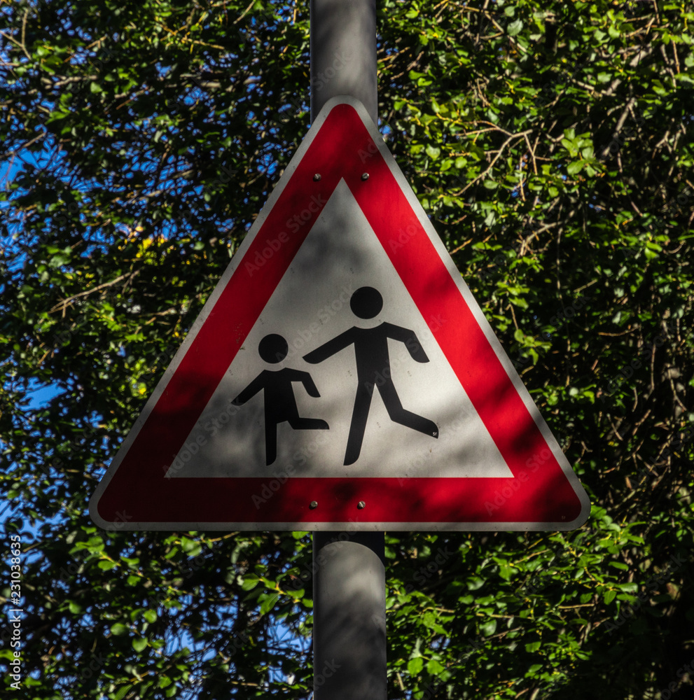 Kinder Gefahrzeichen Straßenverkehr Stock Photo | Adobe Stock