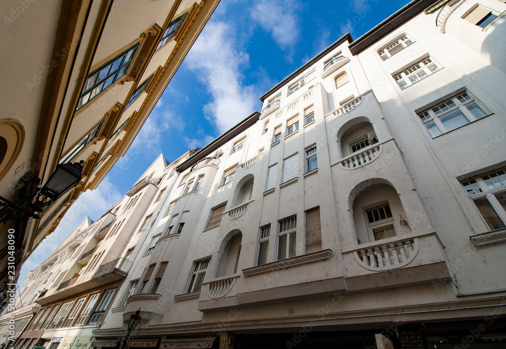 Leben in der Stadt - Mehrfamilienhäuser - mehrere Immobilien in einer ...