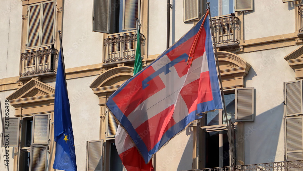 bandiera del piemonte sul palazzo della regione a torino in piemonte in ...