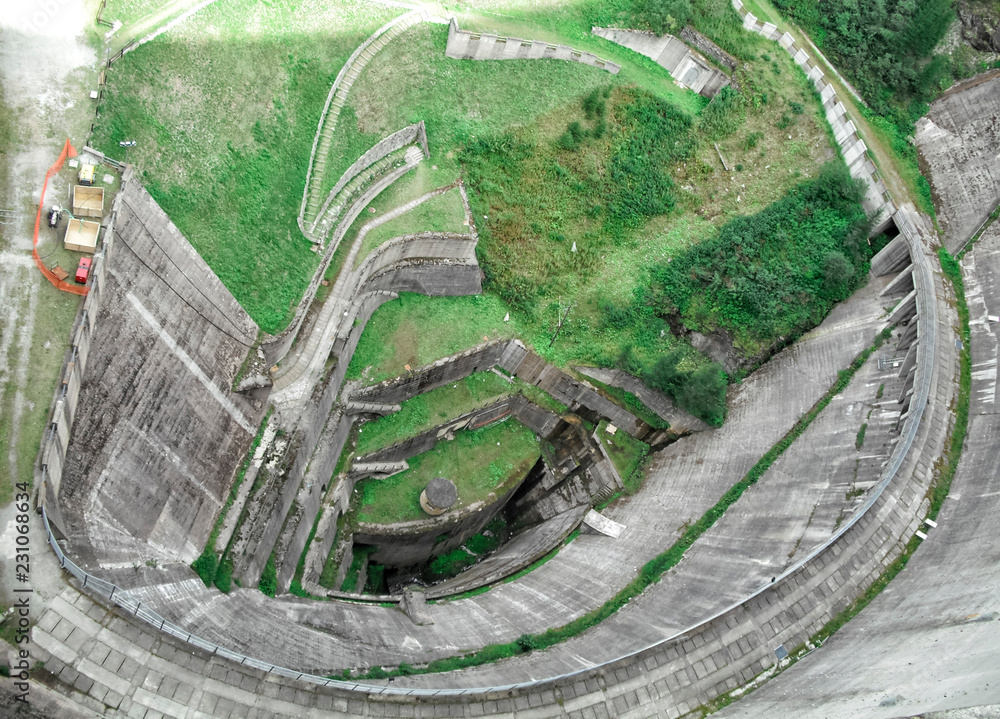 Beauregard Dam, a gravity arc construction, before the partial ...