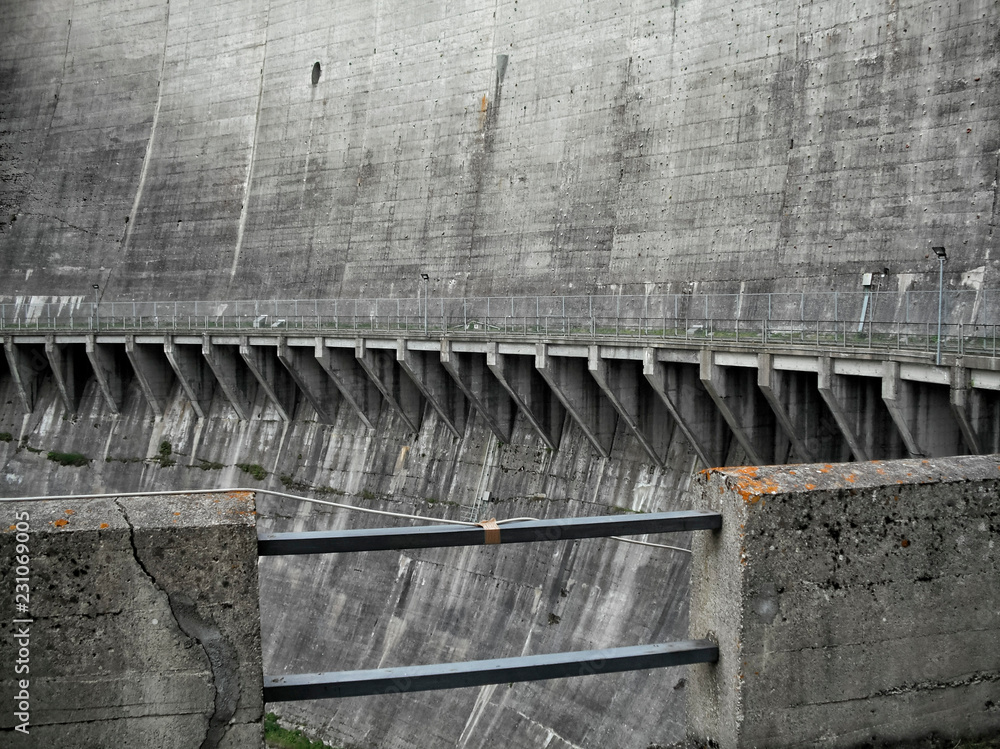 Beauregard Dam, a gravity arc construction, before the partial ...