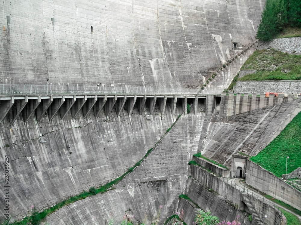 Beauregard Dam, a gravity arc construction, before the partial ...
