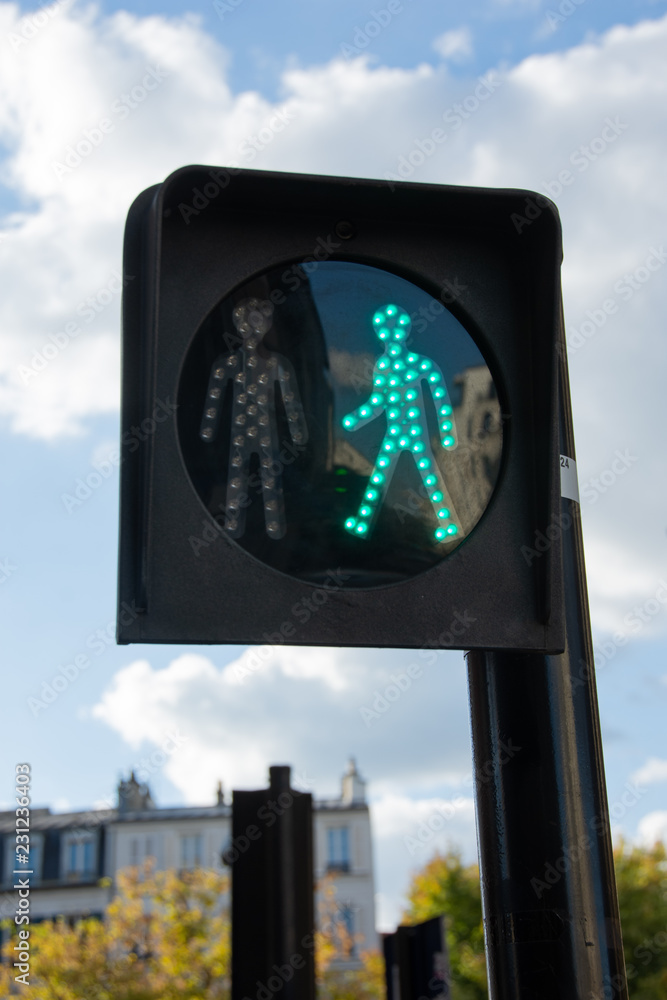 Signal routier lumineux vert pour passage piéton : "traversée autorisée ...