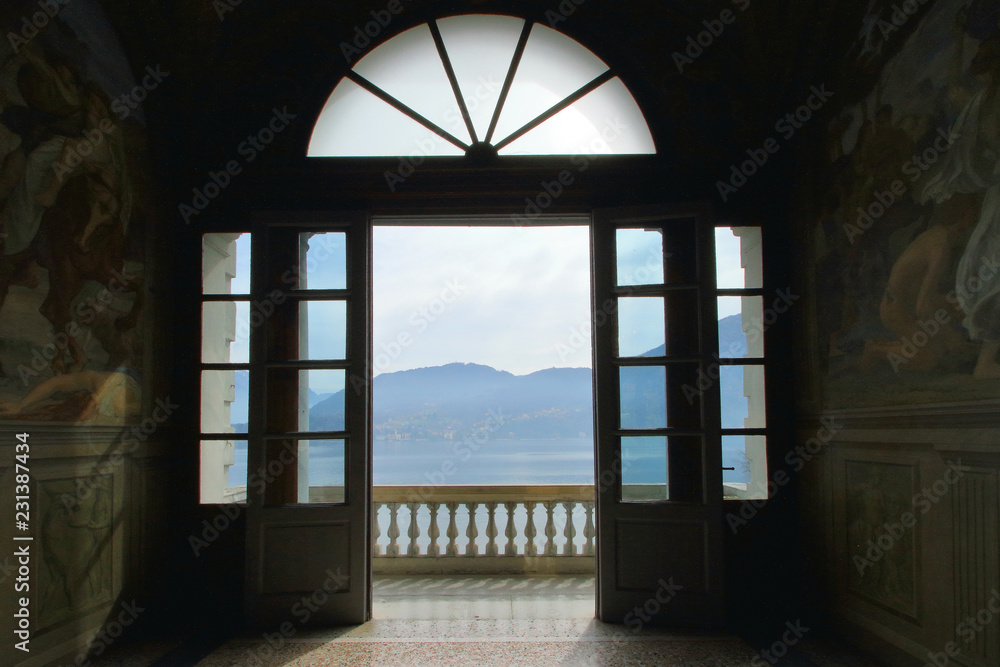 finestra sul lago di como in italia, window on como lake in italy Stock ...