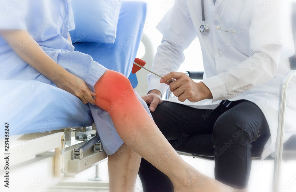 Fotka „Health care concept; Old patient suffering from knee pain at the ...