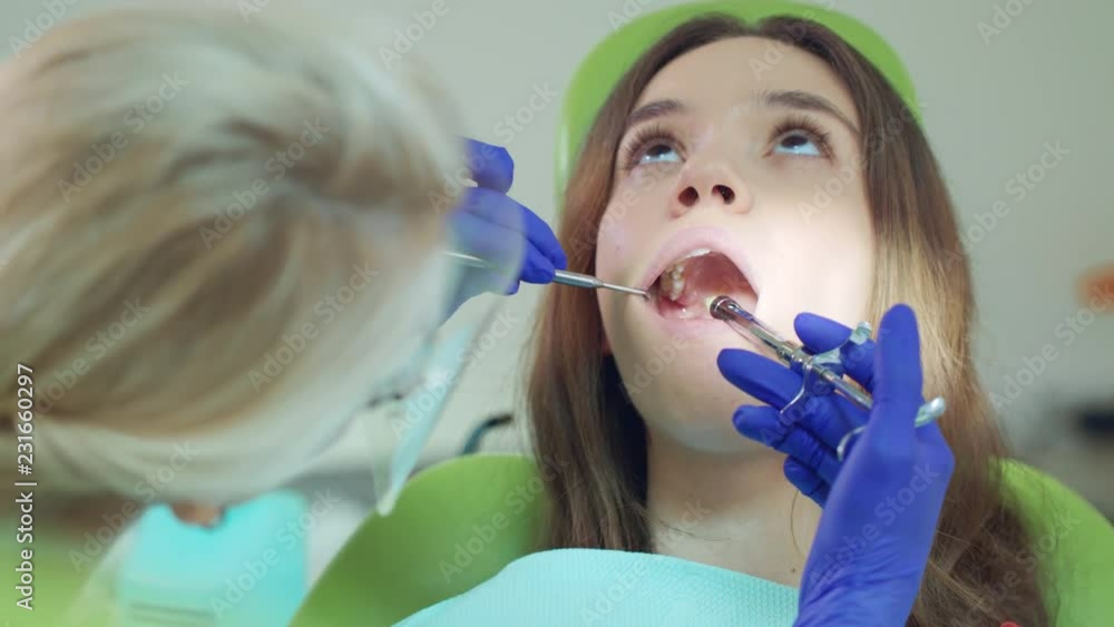 Vidéo Stock Dentist doing anesthetic injection in patient tooth. Woman ...