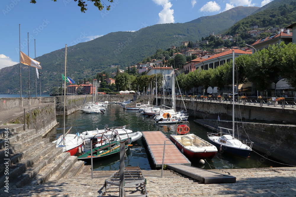 porto della città di bellano sul lago di como in italia, bellano port ...