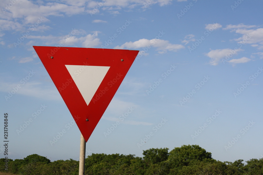 Placa de transito con símbolo triangular vermelho indicando que se dê a ...