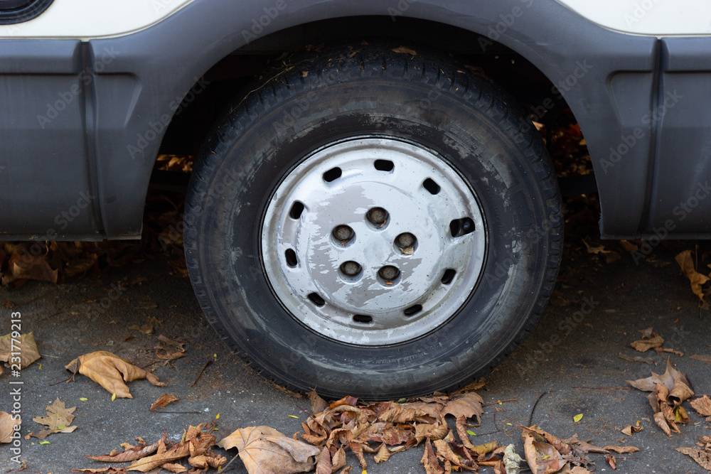 roue de voiture Stock Photo | Adobe Stock