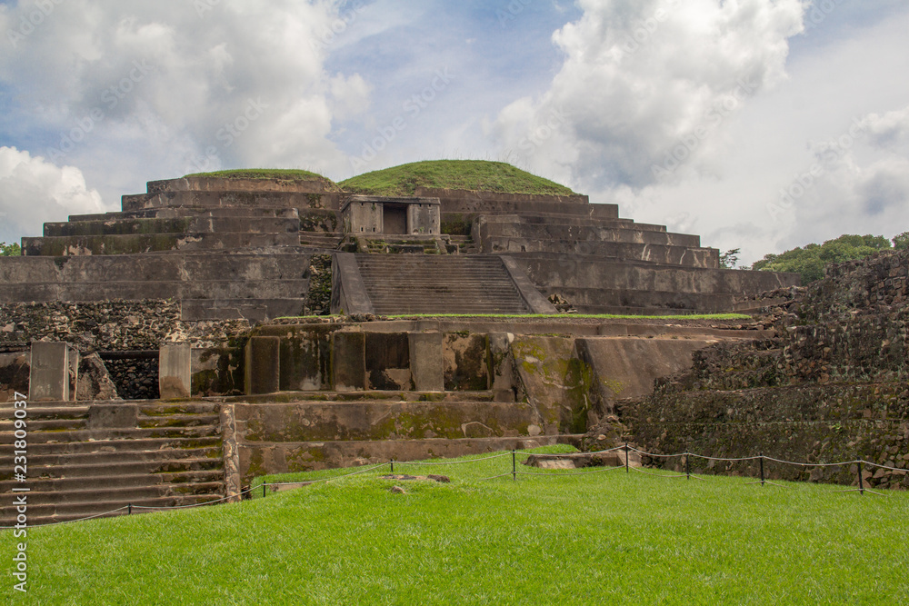 Foto de The main pyramid at Tazumal, a pre-Columbian Maya archeological ...