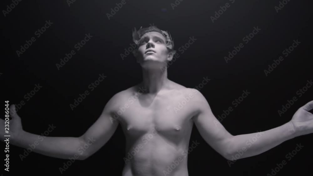 Statue of the ancient Roman who spreads his arms and looks up vídeo de ...