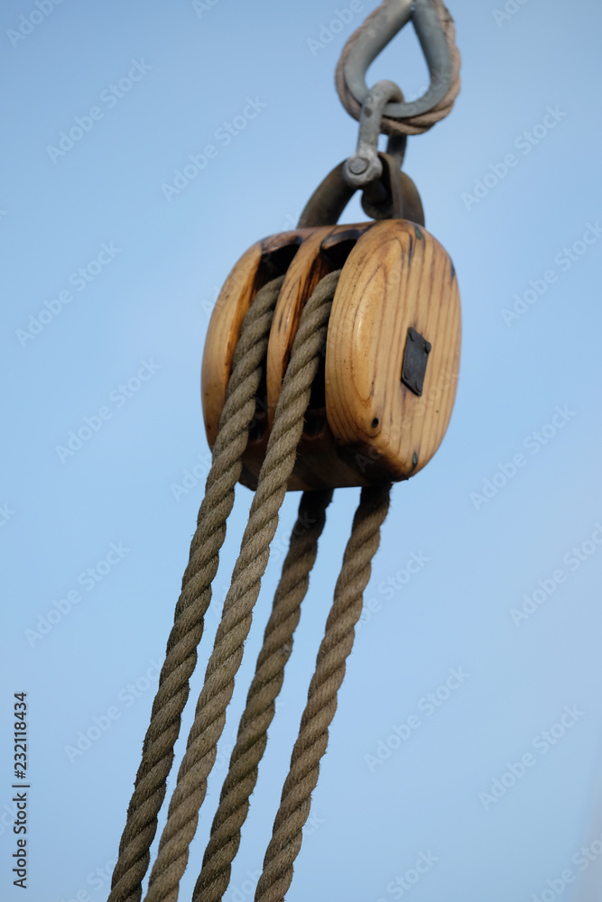 Feste Rolle am Flaschenzug auf dem Schoner Stock-Foto | Adobe Stock