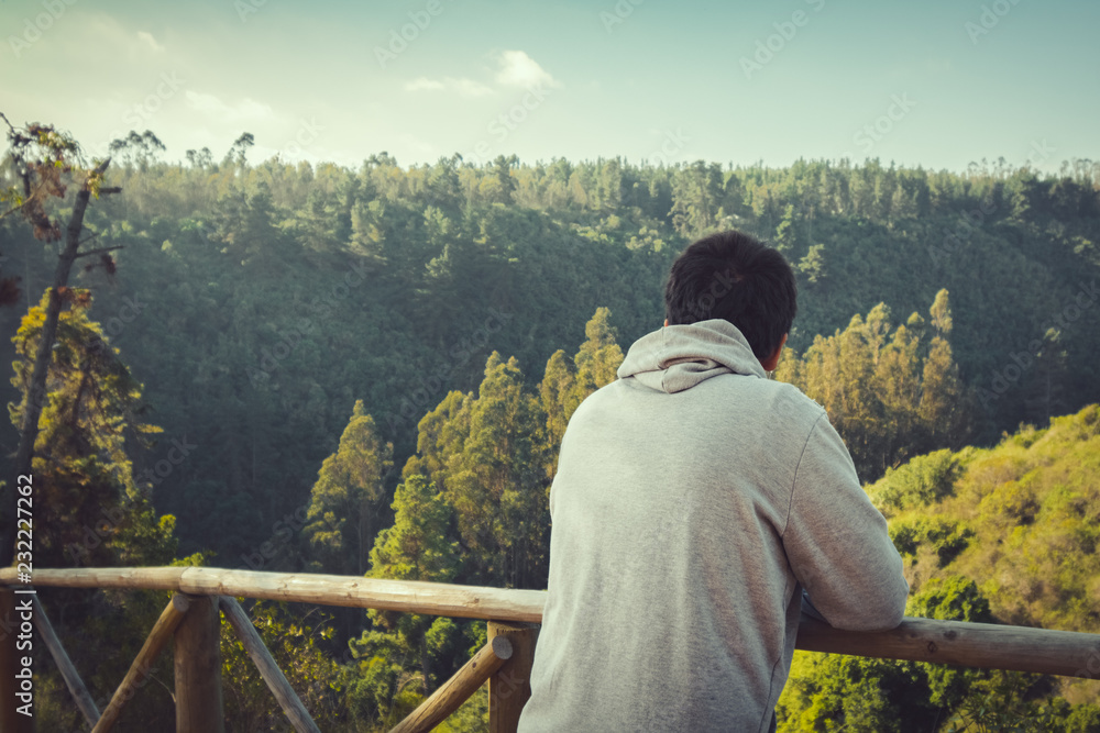Hombre contemplando la naturaleza de la montaña desde las alturas ...