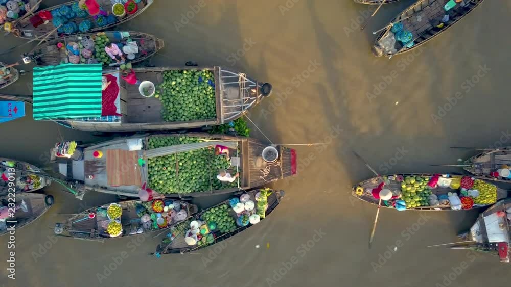 Vidéo Stock DRONE TOP DOWN: Flying over people selling colorful produce ...