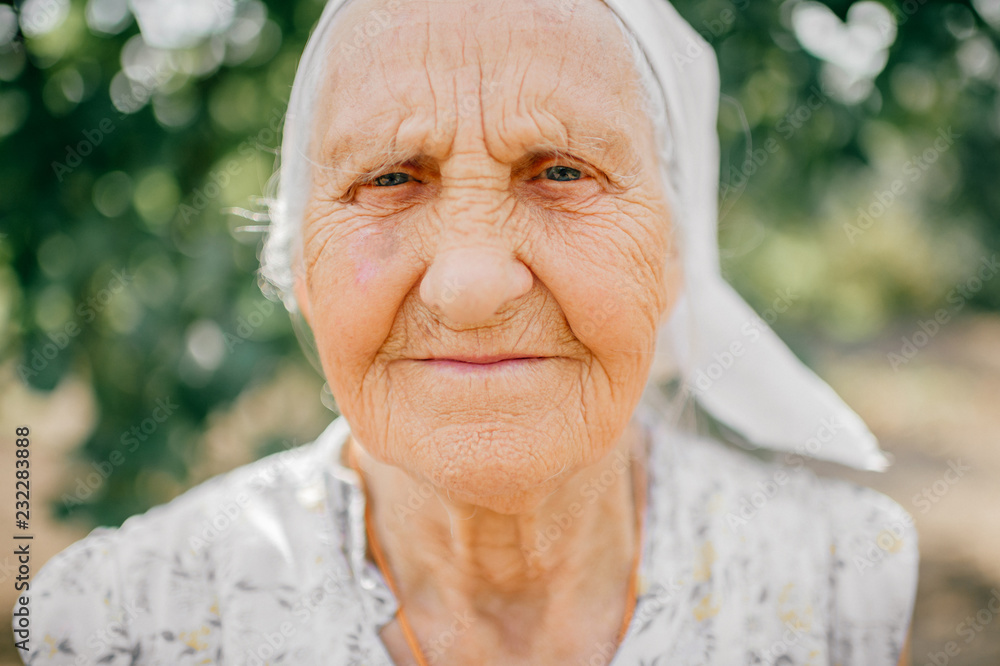 Foto Stock Elderly happy woman outdoor portrait. Old odd lady with ...