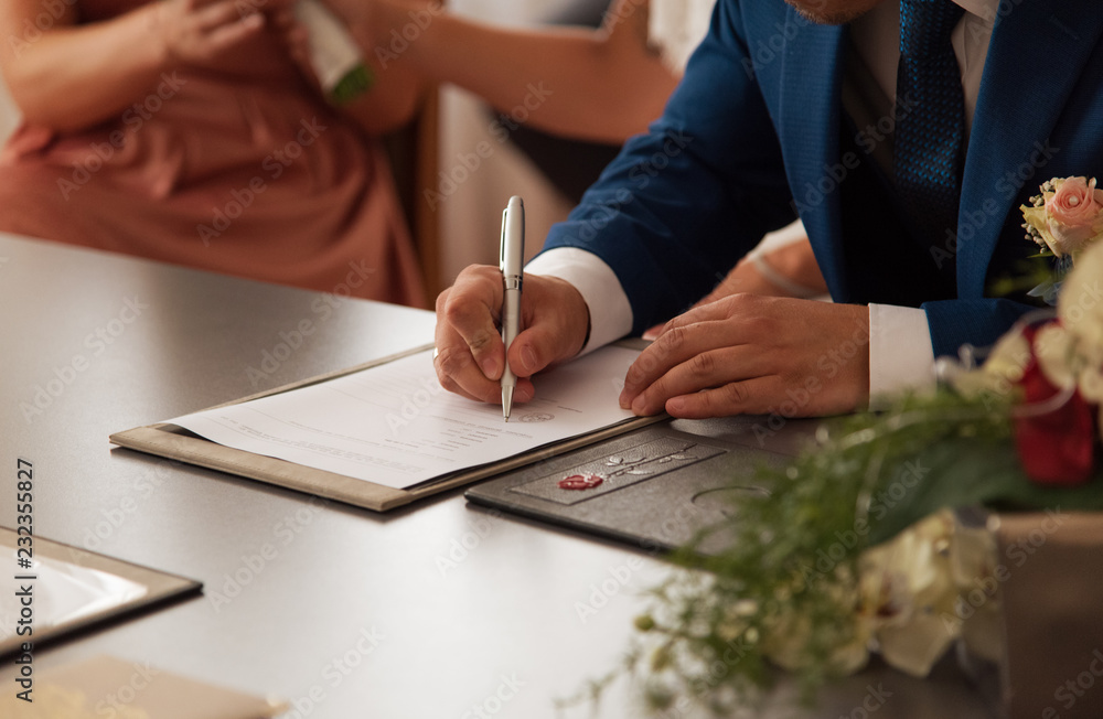 Standesamt Trauung Unterschrift Bräutigam Stock Photo | Adobe Stock