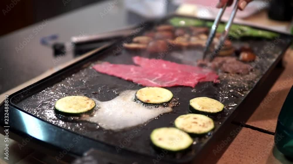 Stockvideo Zucchini, beef, mushrooms, and peas cooked batayaki style. A ...